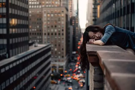 fiatal lány nem tud aludni a városi környezeti zaj miatt