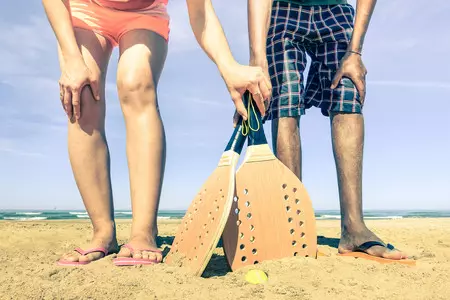 benefícios-de-brincar-de-pás-na-praia