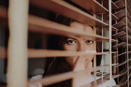 Angst-Mädchen-Fenster