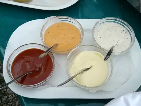 кетчуп, горчица, соевый соус или айоли