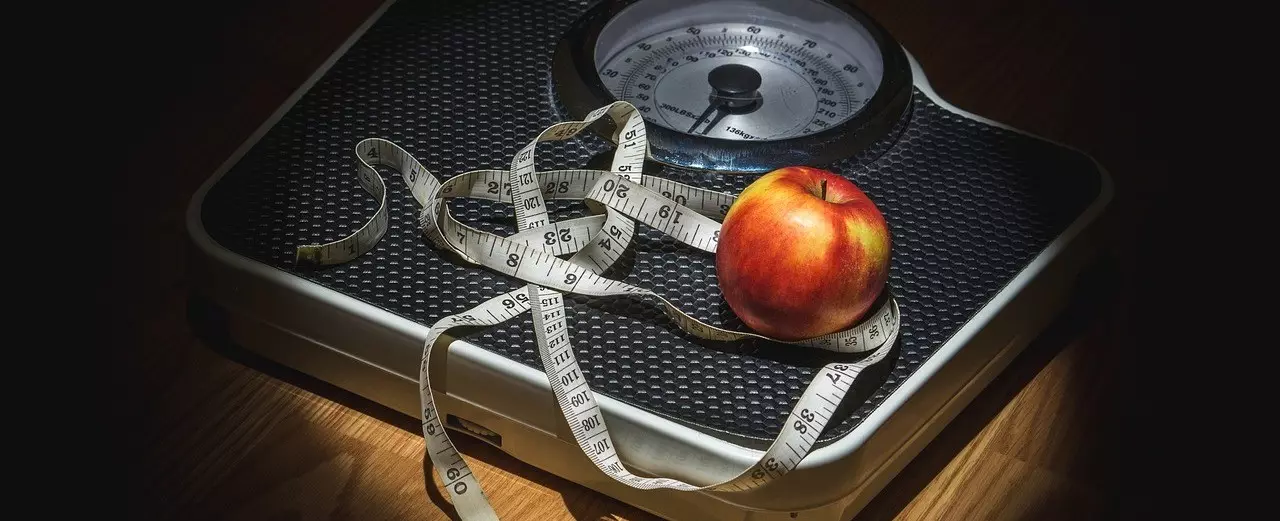 وہ تمام پاگل چیزیں جو آپ کا وزن کم کرنے پر آپ پر اثر انداز ہوتی ہیں۔