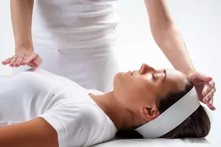 reiki-pseudoshkencë-terapia