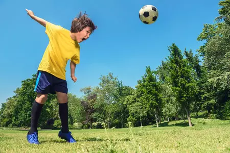 Tembakan Kepala Sepak Bola Anak-anak