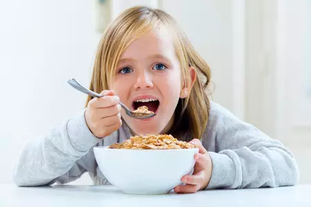 fille prenant son petit déjeuner